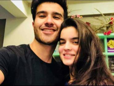 Nausheen Shah And Iffat Omar Become Part Of A 'Kissing' Scandal!